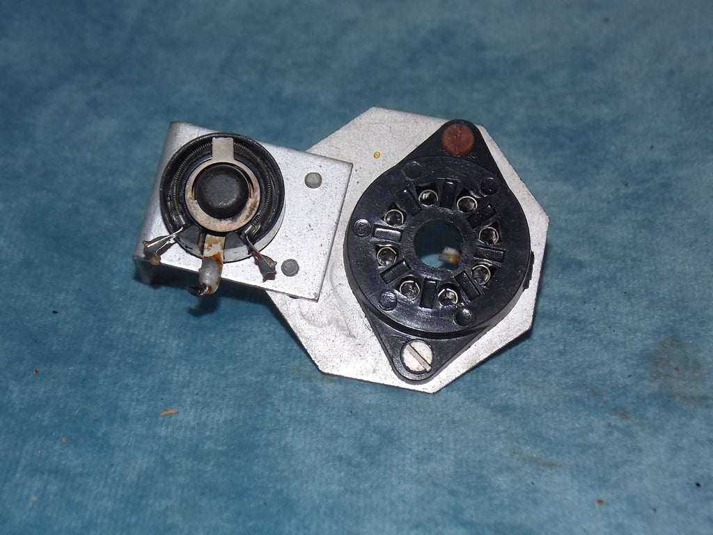 OCTAL BASE, ON RT ANGLE MOUNT, WITH ANODE LOAD POT, FOR MAGIC EYE, EX ...